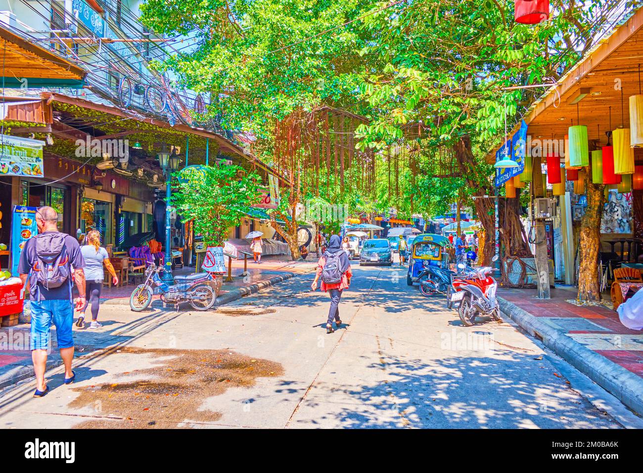 BANGKOK, THAILAND - APRIL 23, 2019: Pleasant walk along tourist ...