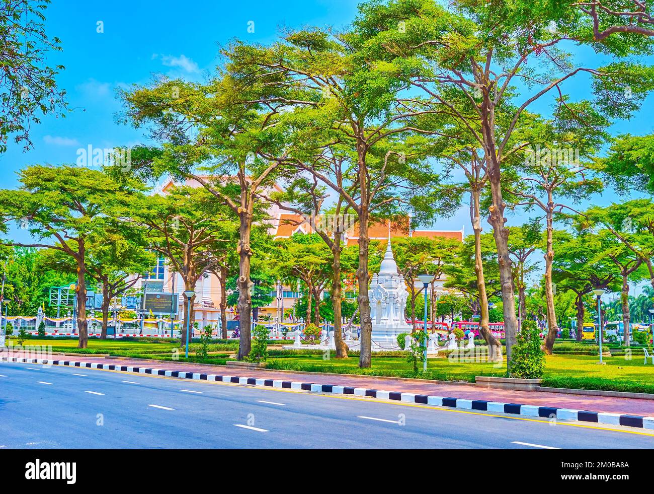 The small monument to Volunteers of World War I in the shade of the ...