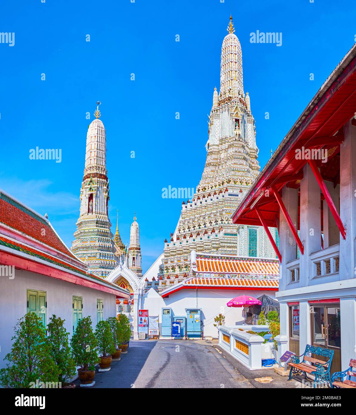 The way to Wat Arun medieval Temple with its stunning colorful Prang ...