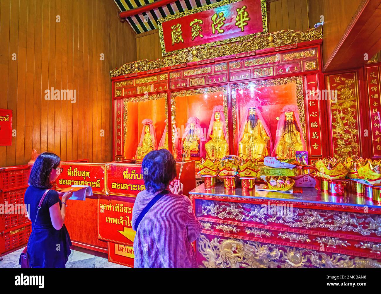 BANGKOK, THAILAND - APRIL 23, 2019: Devotees pray at Altar of Wat ...