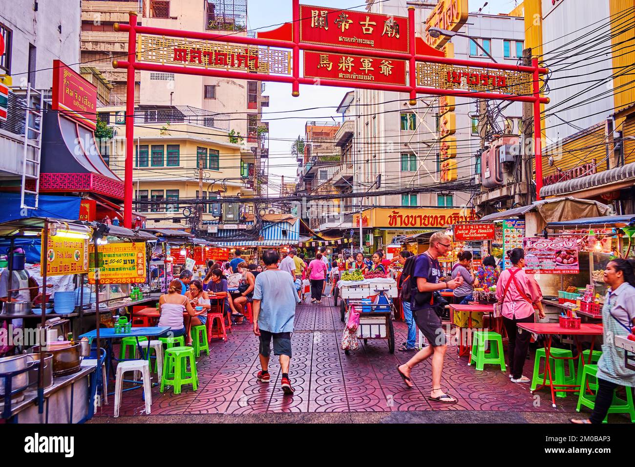 Outdoor food court hi-res stock photography and images - Alamy