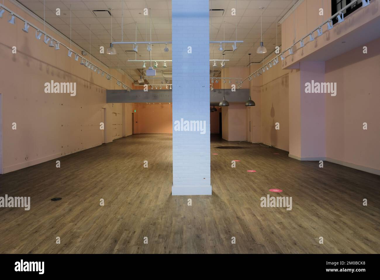 Empty retail shop interior with column and barren floors and walls ...
