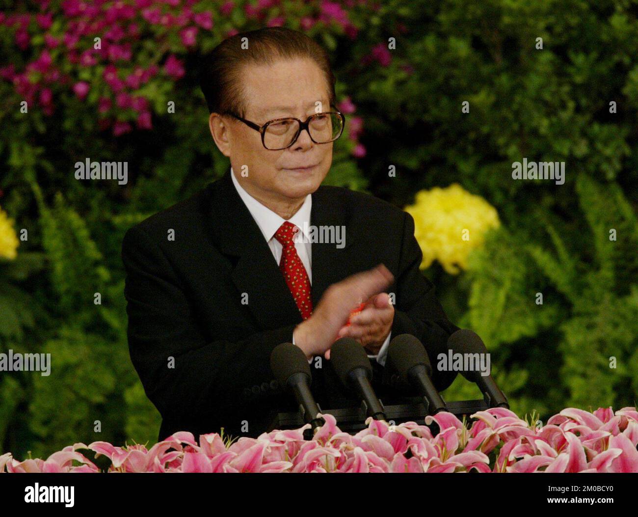 Chinese president jiang zemin hands hi-res stock photography and images ...