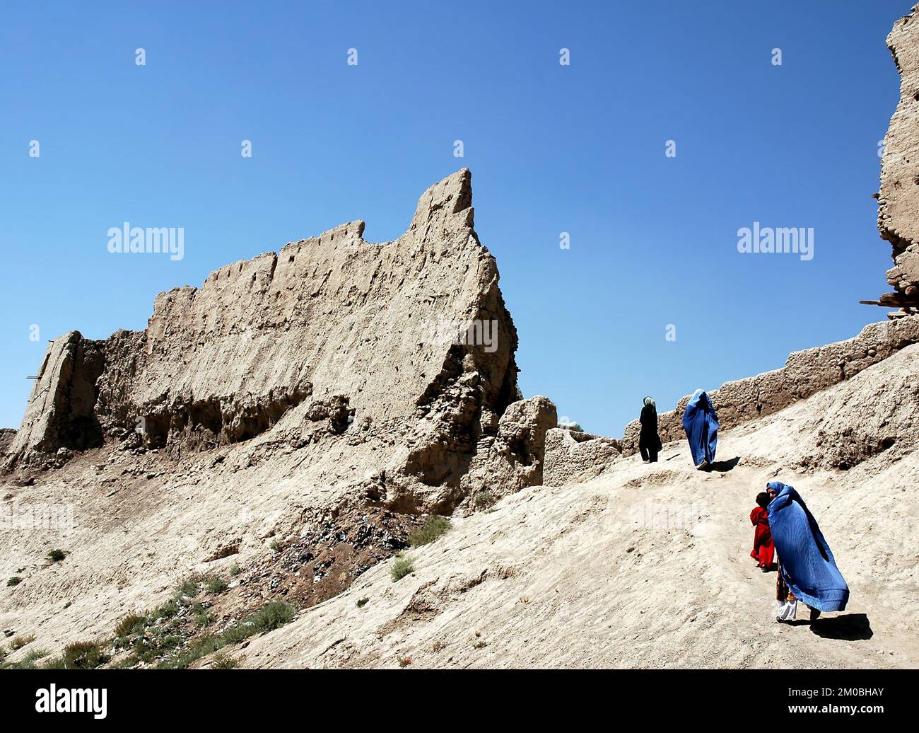 Ghazni / Afghanistan: Women and girls walk over the wall of Ghazni ...
