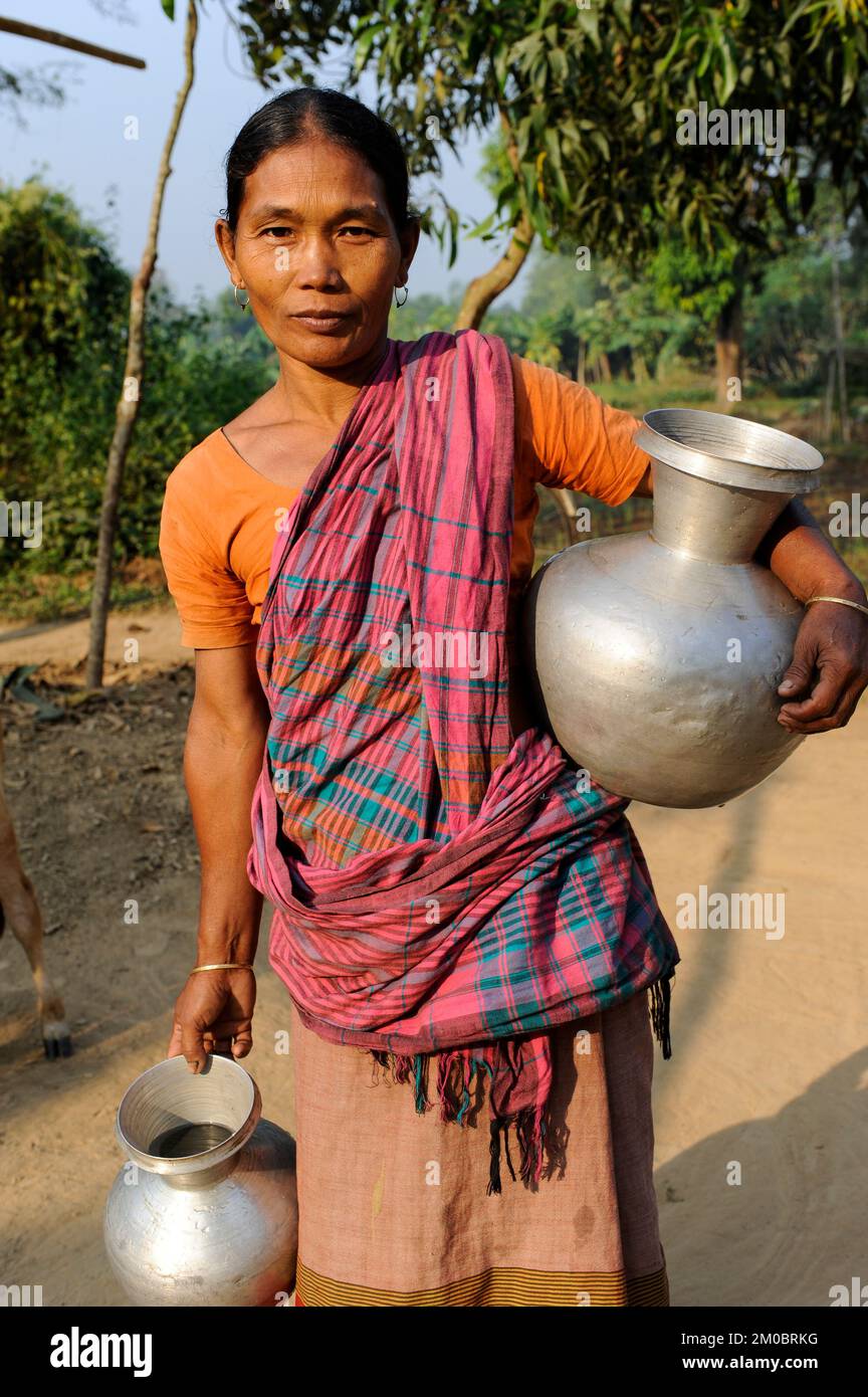 Indigene volker indigenous people hi-res stock photography and images ...