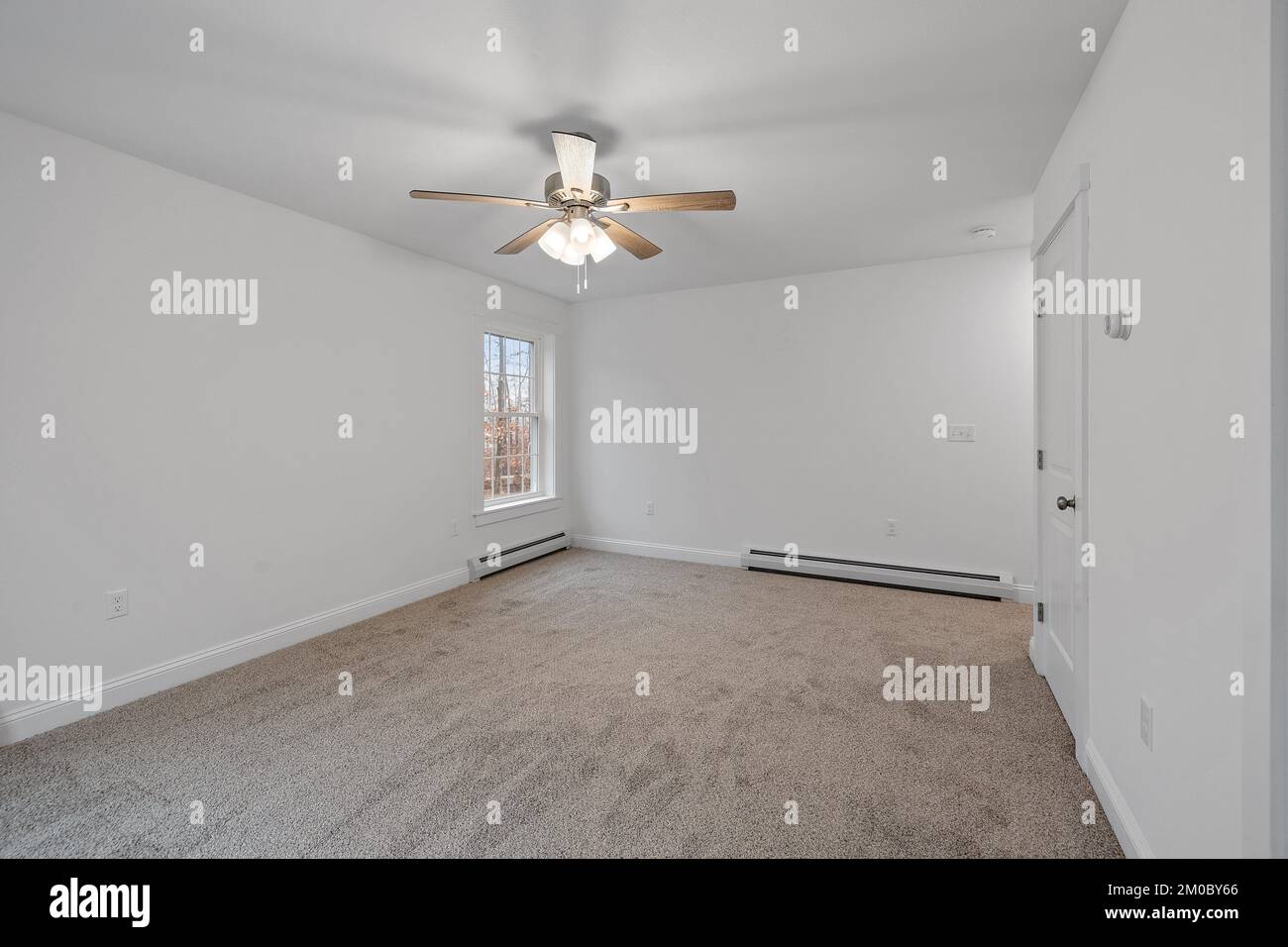 The interior of an empty house for sale Stock Photo - Alamy