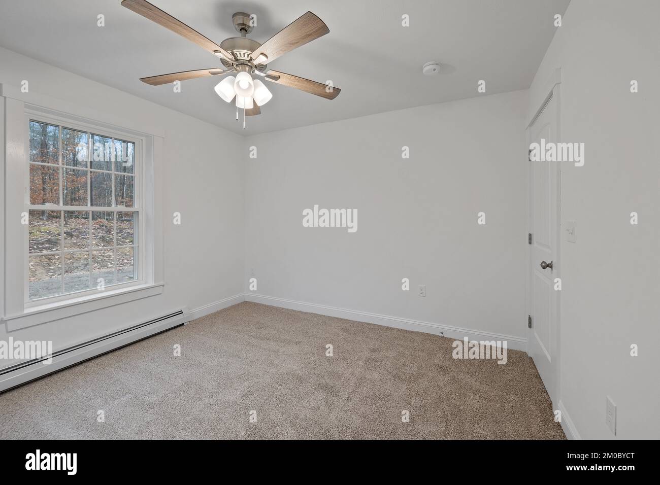 The interior of an empty house for sale Stock Photo - Alamy