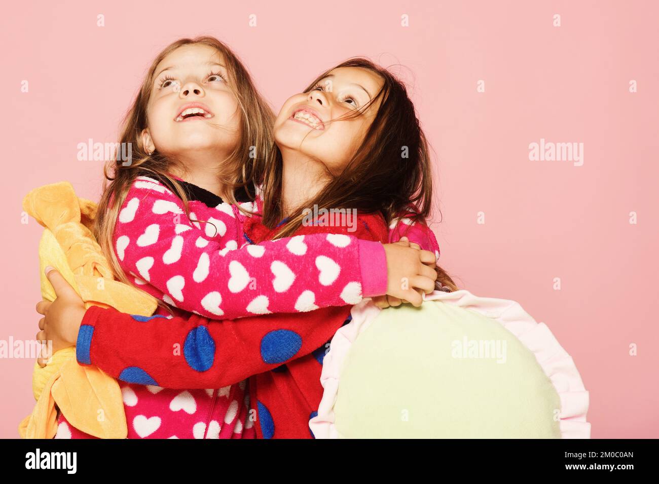Kids look up and stand on pink background Stock Photo - Alamy