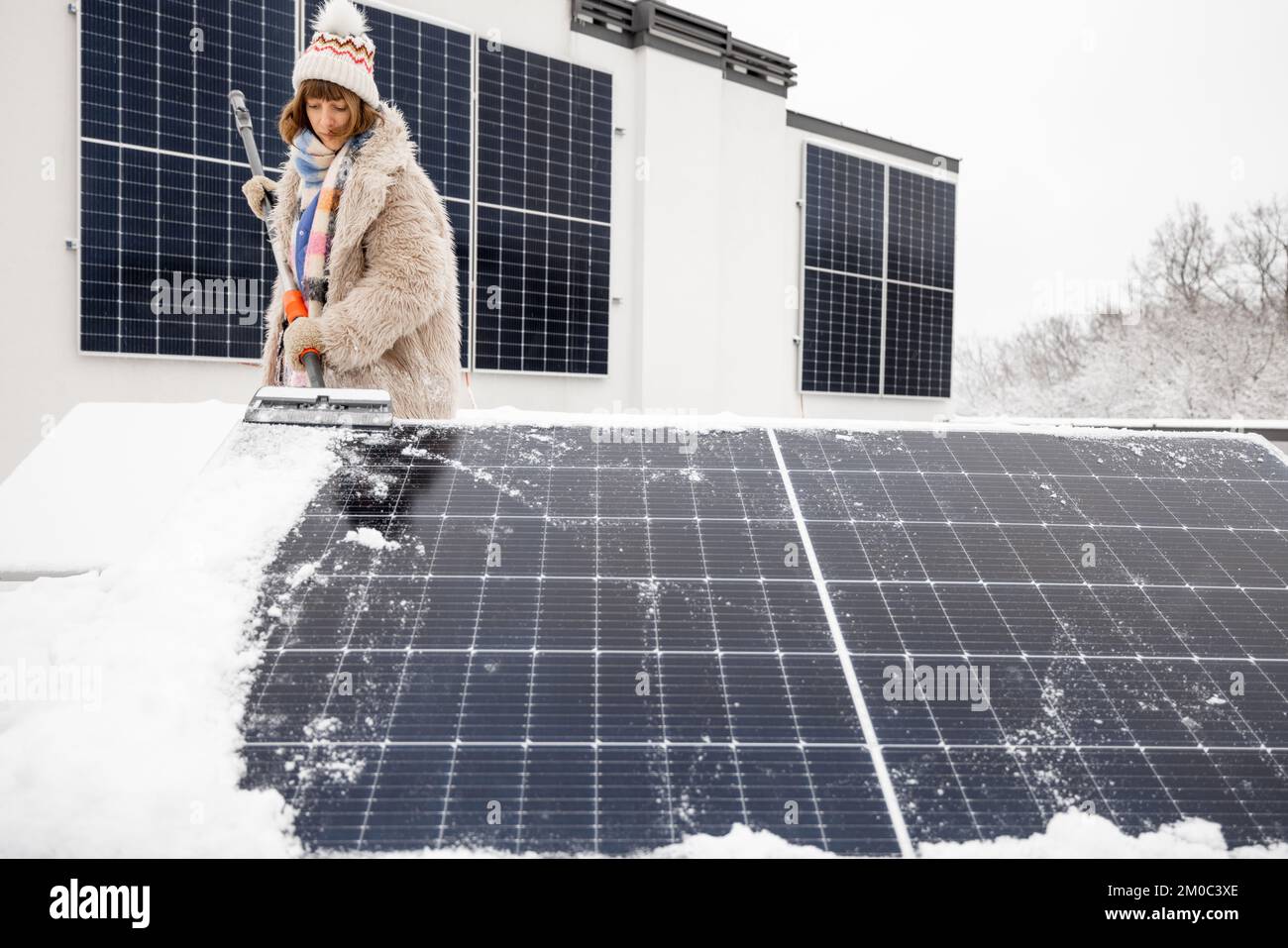 Snowy solar panels hi-res stock photography and images - Alamy