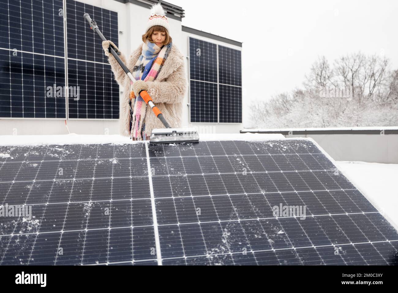 Snowy solar panels hi-res stock photography and images - Alamy