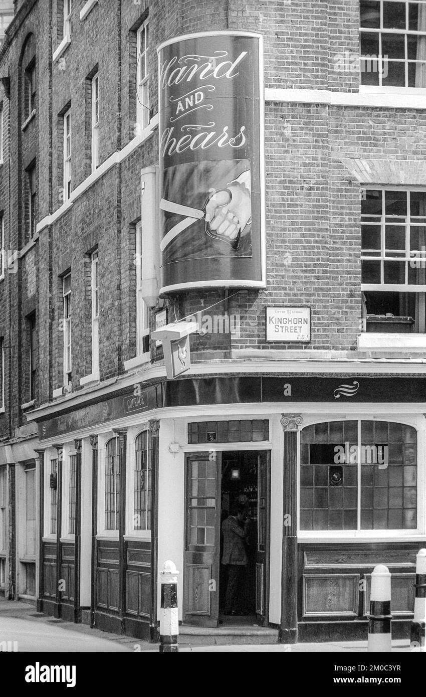 The hand and shears public house hi-res stock photography and images ...