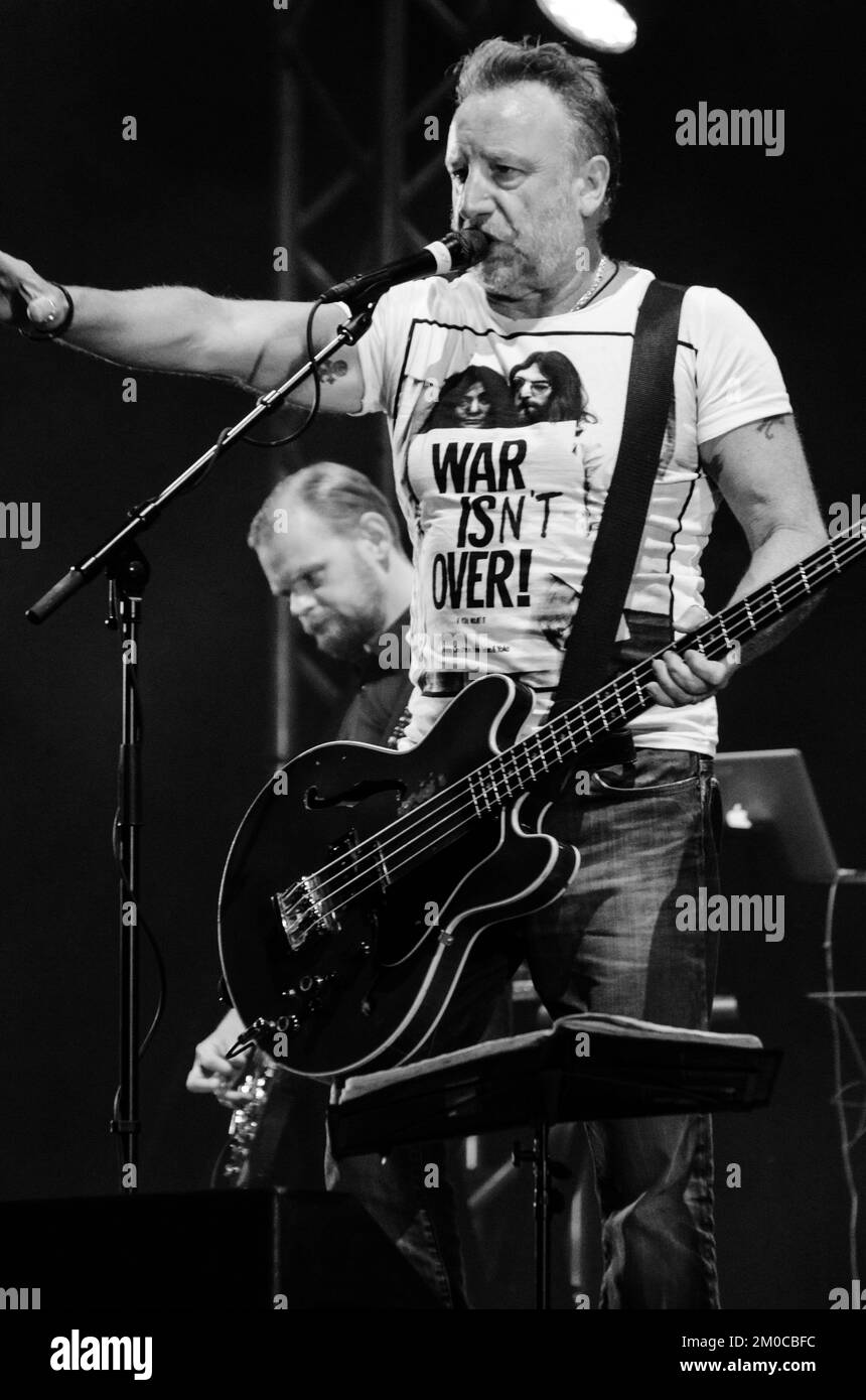 Peter Hook & The Lights performing live the best of New Order and Joy ...