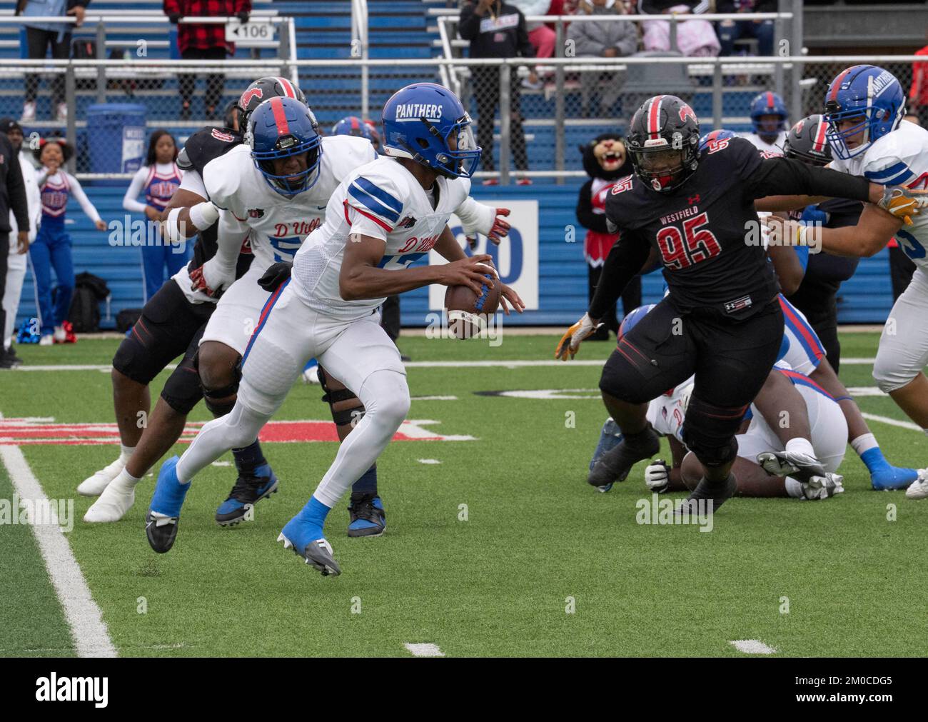 Football quarterback scramble hi-res stock photography and images - Alamy