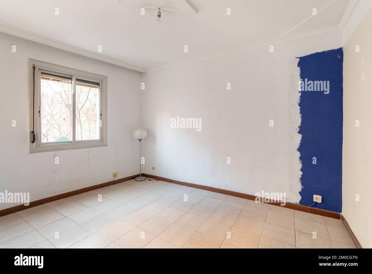 Empty spacious room with window and dirty walls in an old flat before ...
