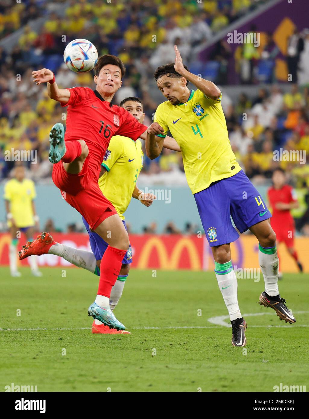 Doha, Qatar. 5th Dec, 2022. Hwang Ui-jo (L) of South Korea vies with ...
