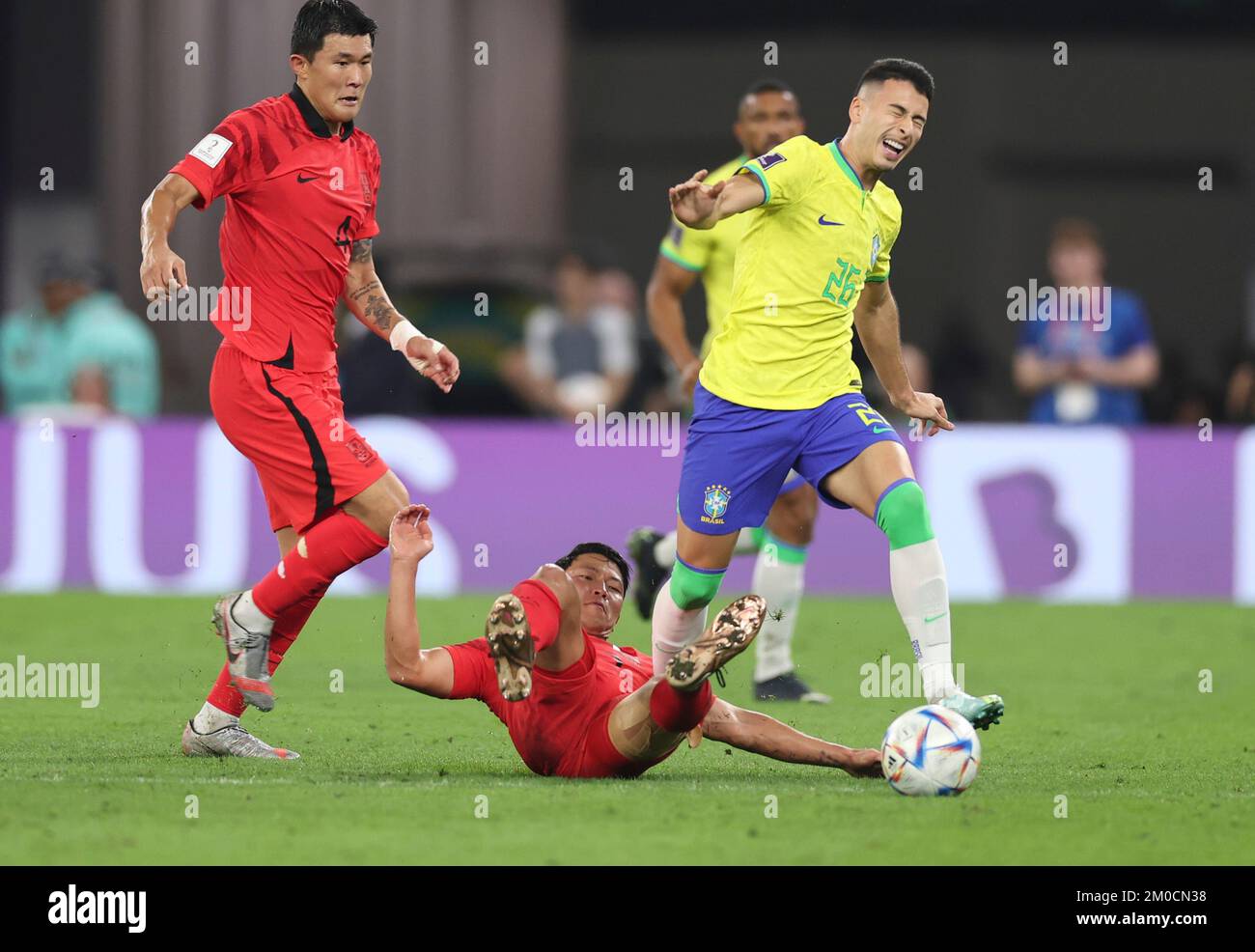 Doha, Qatar. 5th Dec, 2022. Gabriel Martinelli (R) of Brazil vies with ...