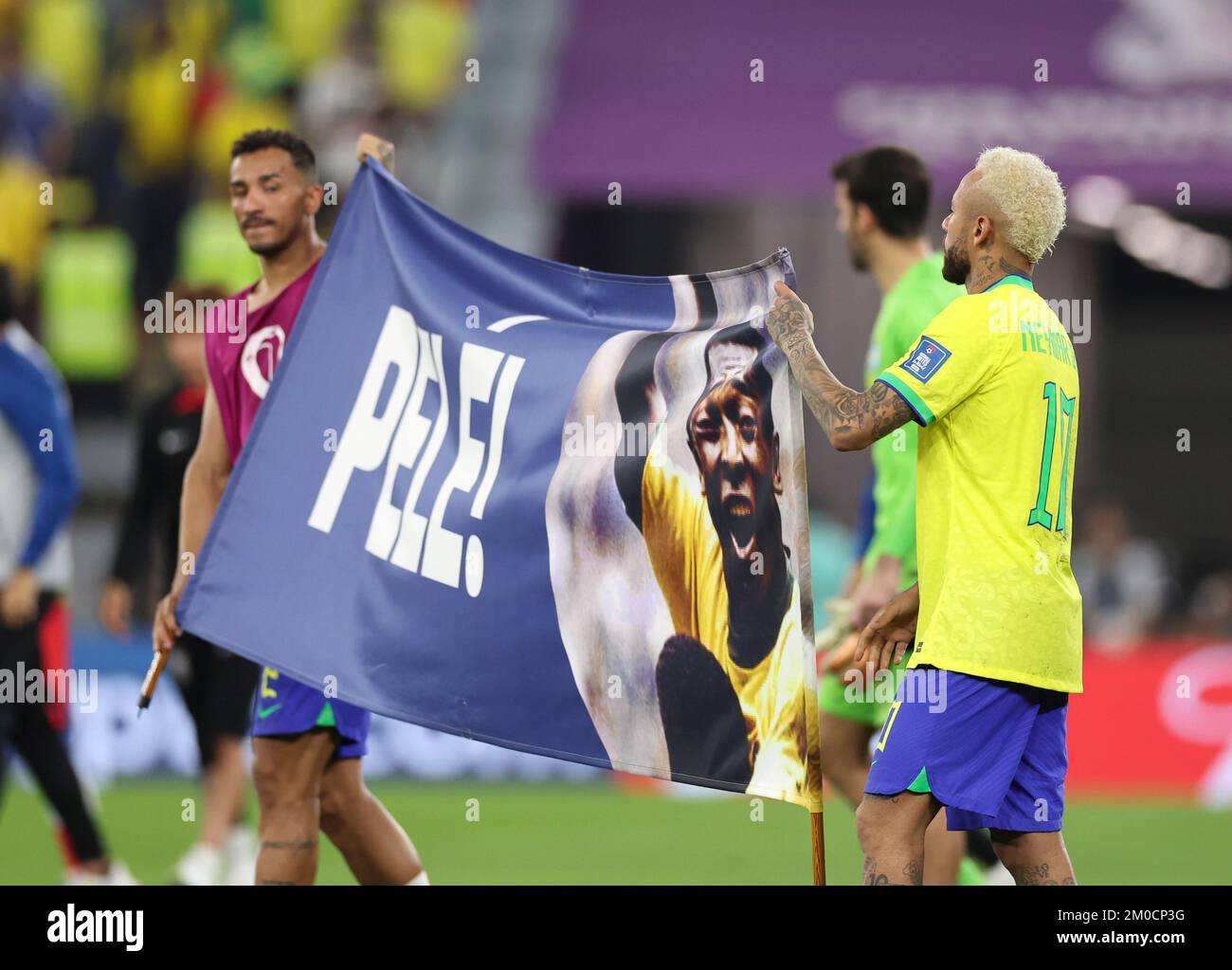 Doha, Qatar. 5th Dec, 2022. Players of Brazil hold a banner of former ...