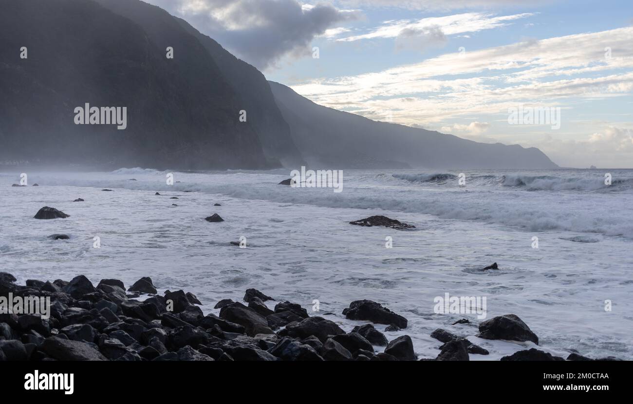 Big sea waves white foam hi-res stock photography and images - Alamy