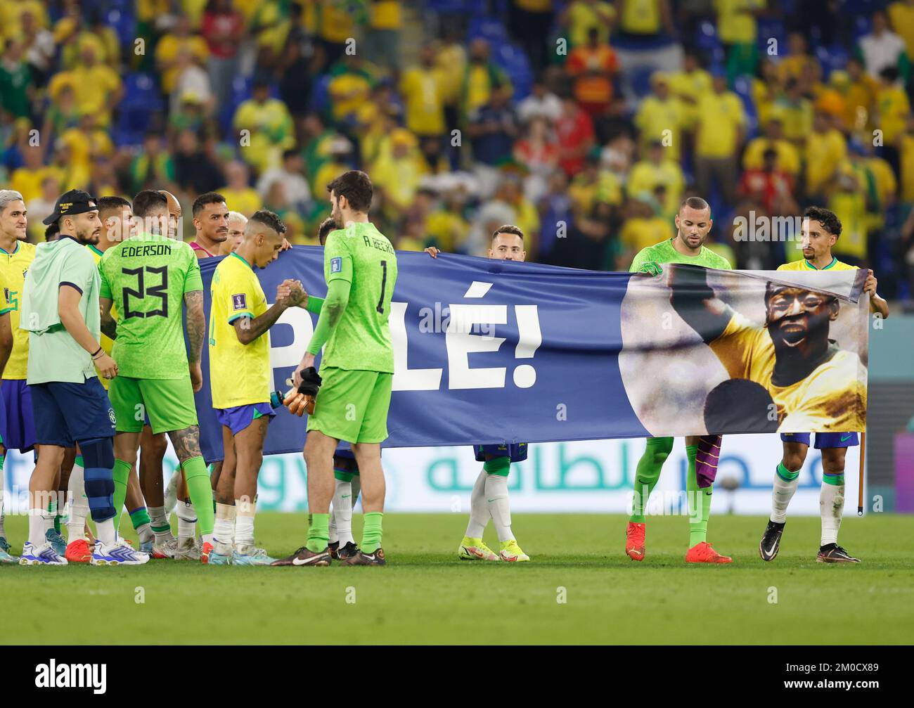 Doha, Qatar. 5th Dec, 2022. Players of Brazil hold a banner of former ...