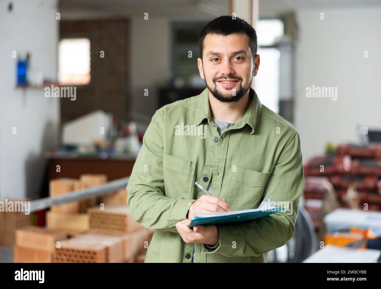 Engineer makes notes holding hi-res stock photography and images - Alamy