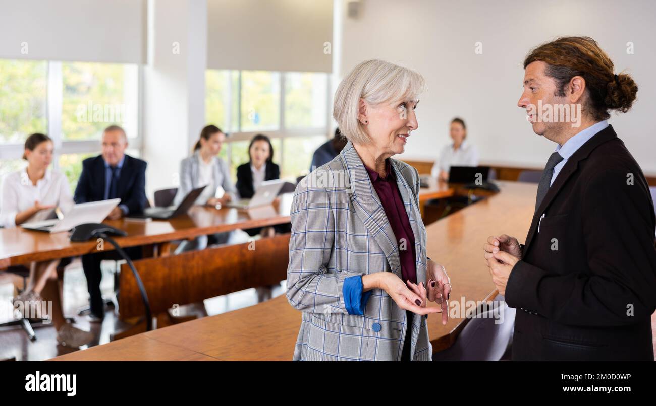Senior businessman talking woman hi-res stock photography and images ...