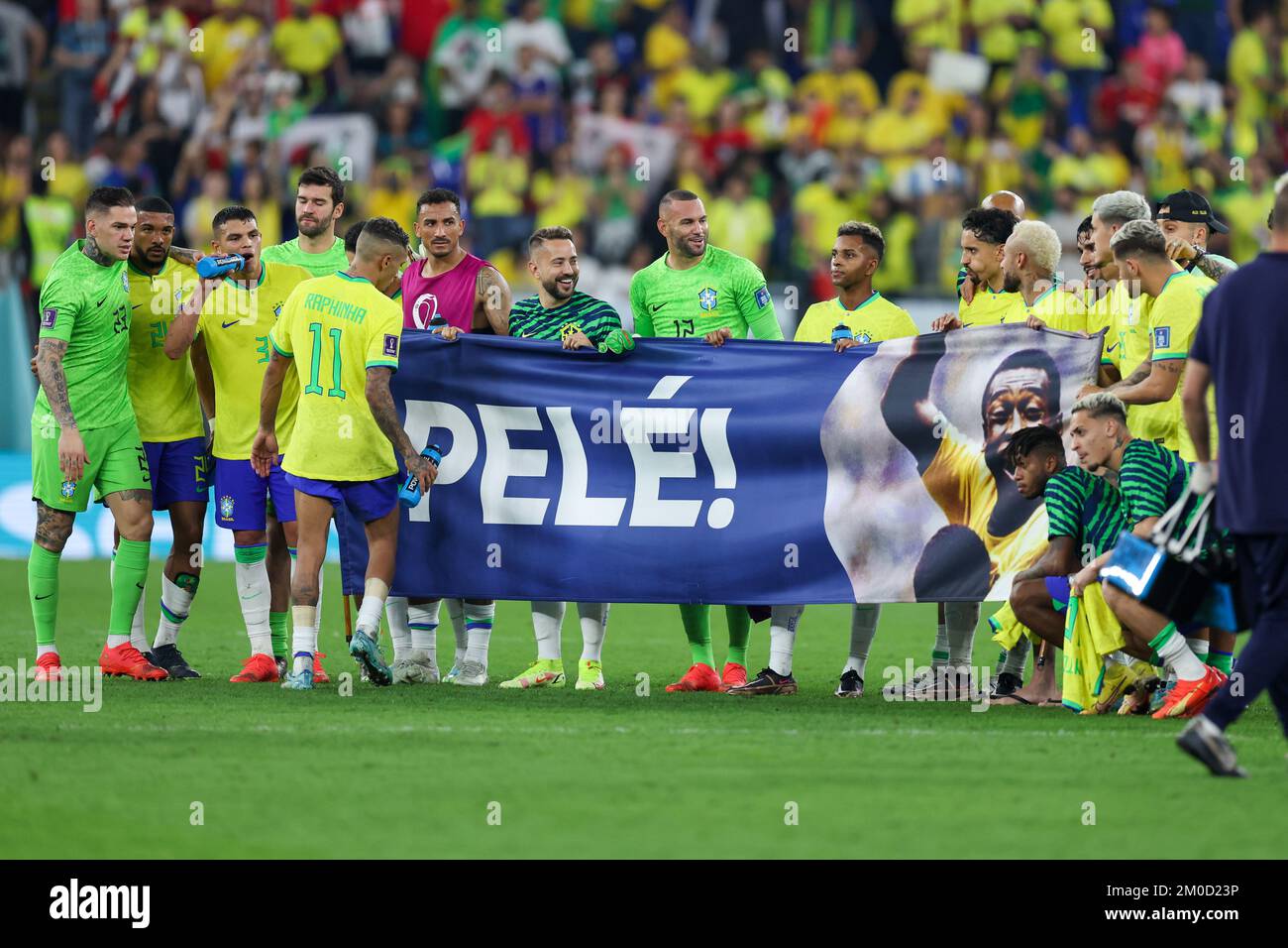 Doha, Qatar. 05th Dec, 2022. Brazilian players honor former player Pelé ...