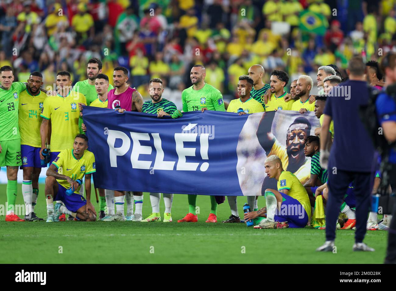Doha, Qatar. 05th Dec, 2022. Brazilian players honor former player Pelé ...