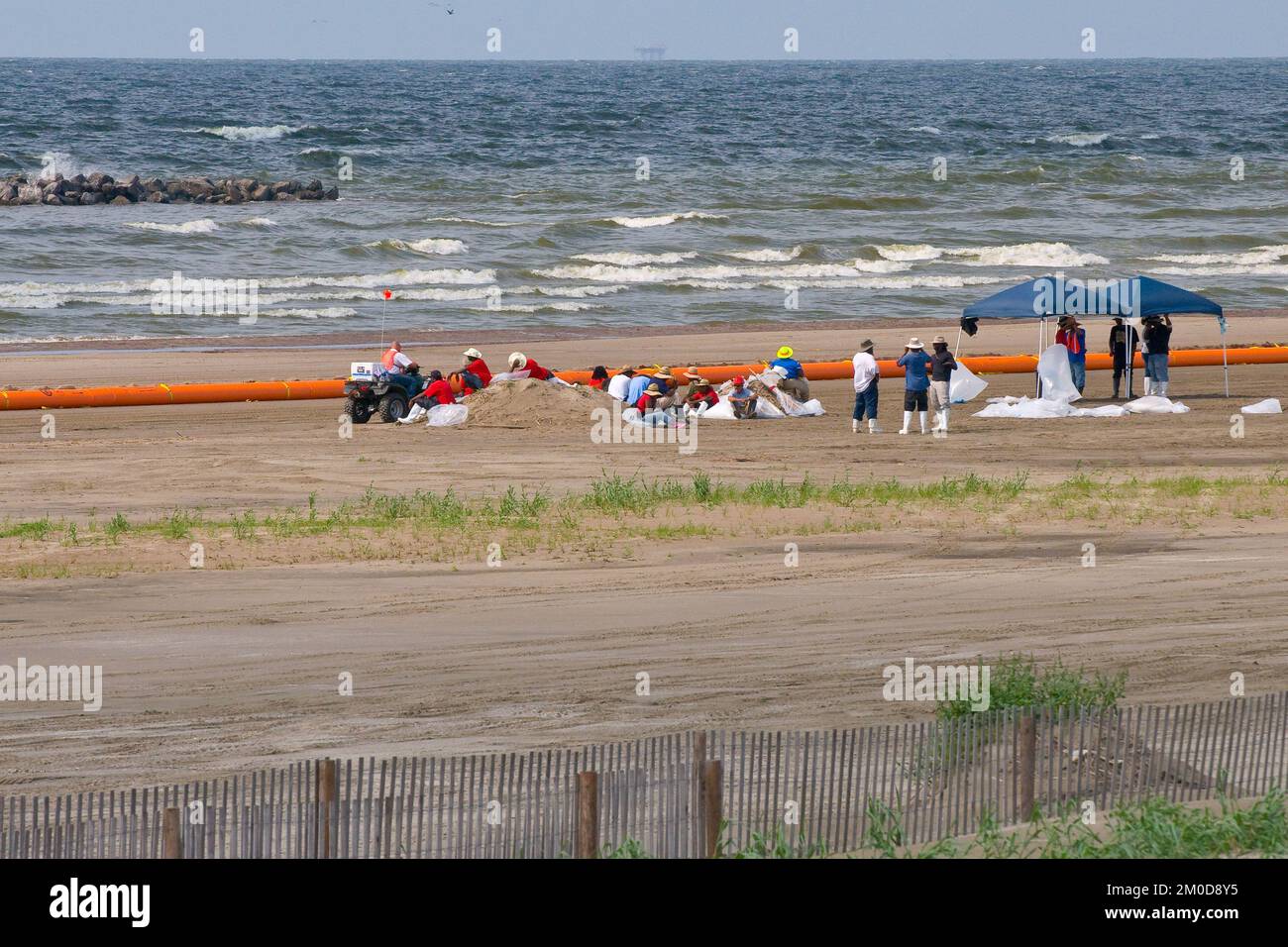 Clean up crew on beach hi-res stock photography and images - Alamy