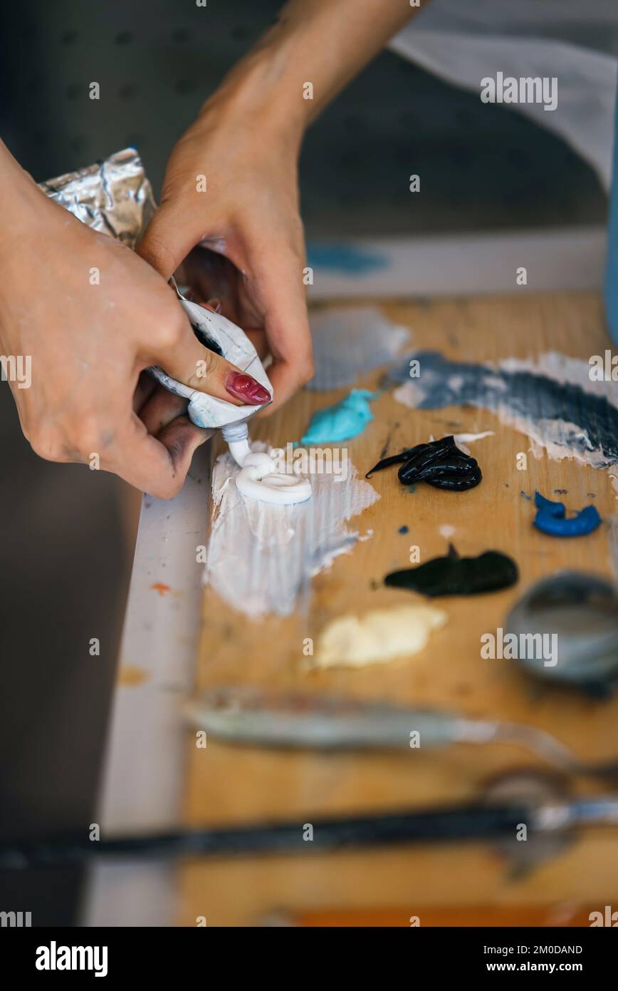 Hand squeezing art hi-res stock photography and images - Alamy