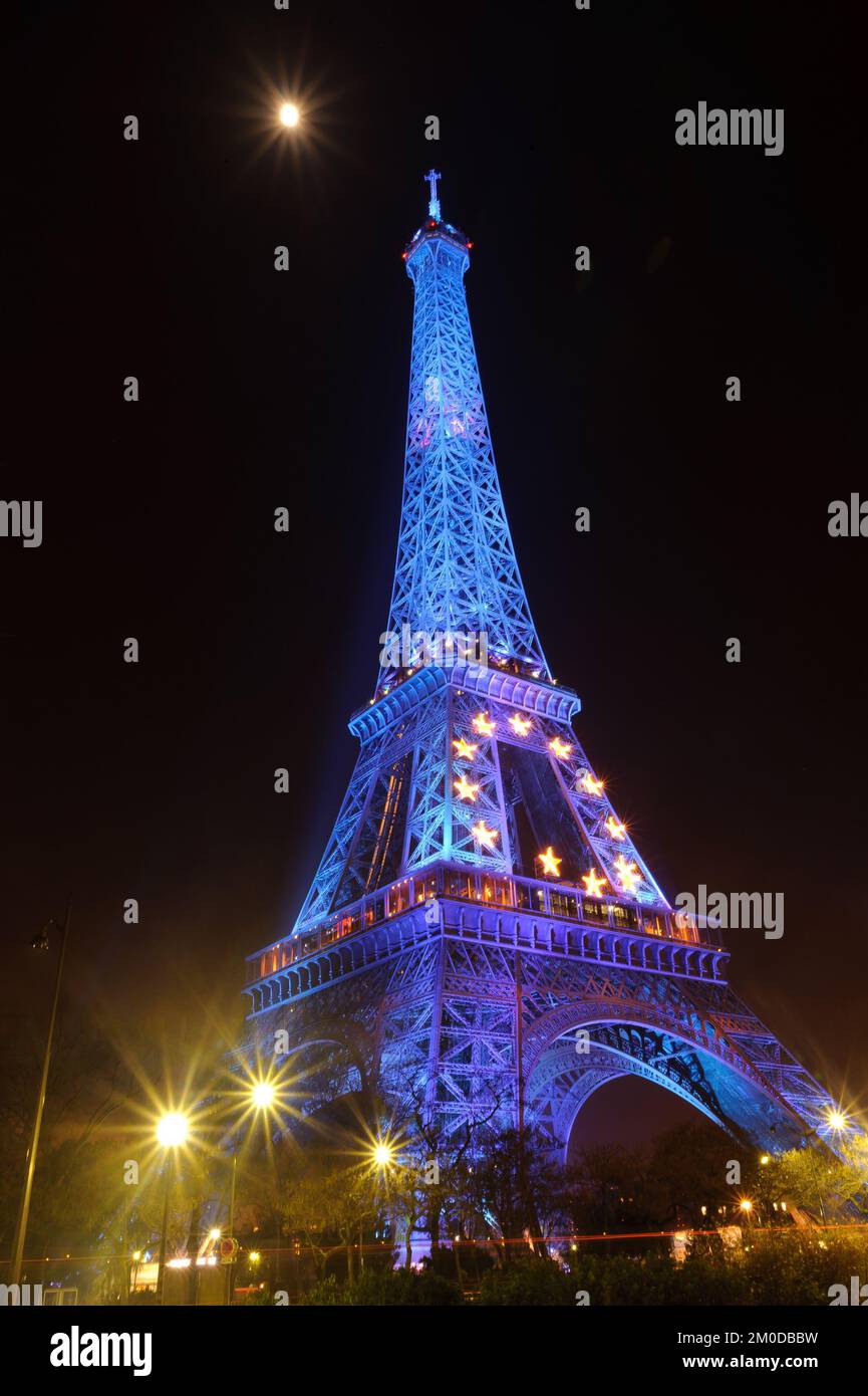 PARIS - DECEMBER 12: Eiffel tower at night on December 12, 2008 in ...