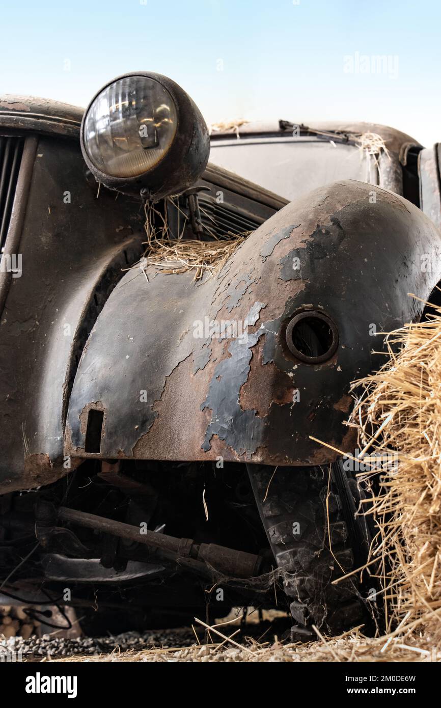 Old dirty car hi-res stock photography and images - Alamy