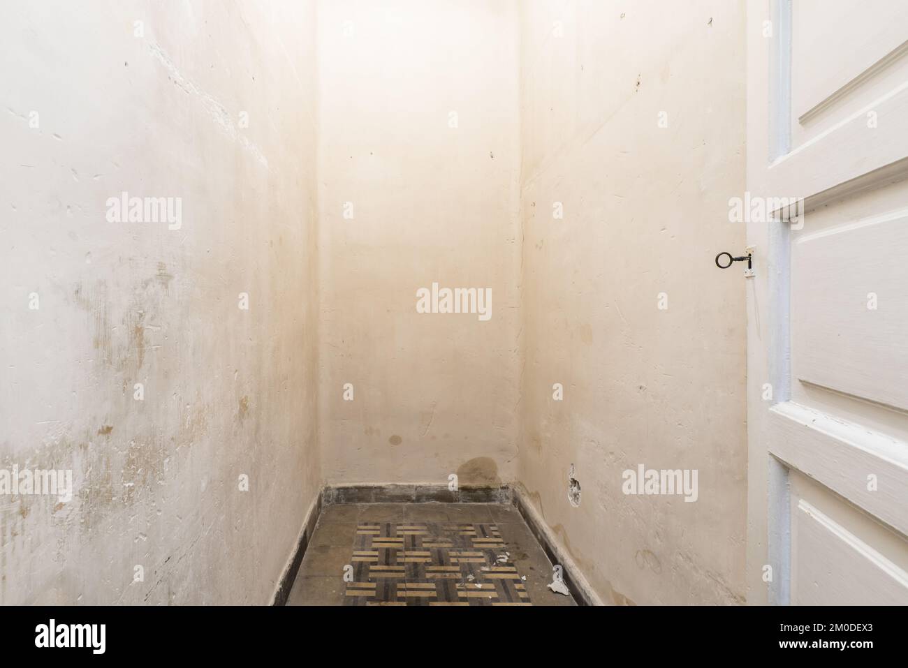 an empty pantry in need of cleaning and a lick of paint Stock Photo - Alamy