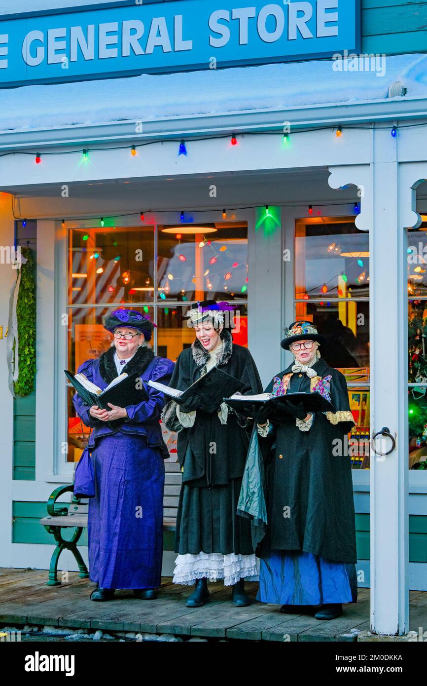 Carol singers hi-res stock photography and images - Alamy