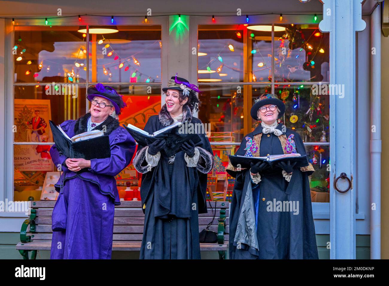 Carol singers, women carolling, carol singing Stock Photo - Alamy
