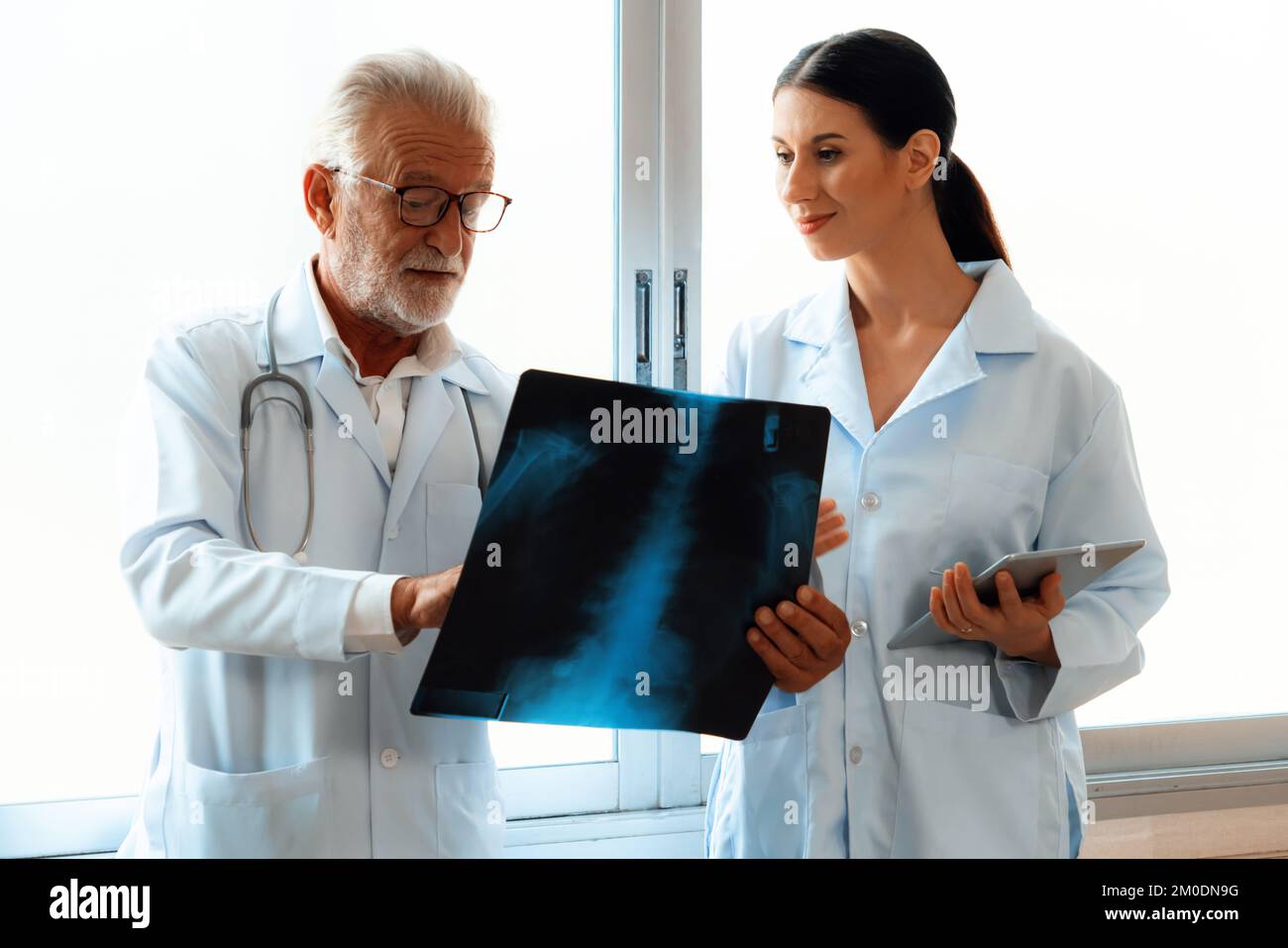 Doctor radiograph lung hi-res stock photography and images - Alamy