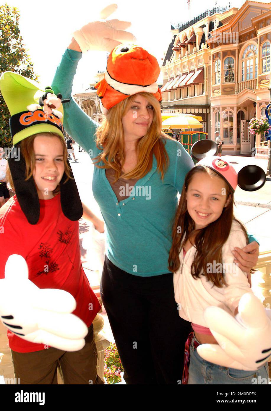 Kirstie alley and her children at disney world hi-res stock photography ...