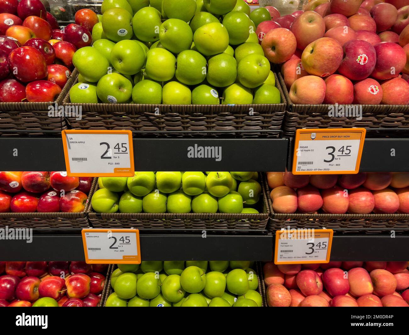 Supermarket produce section business hi-res stock photography and ...