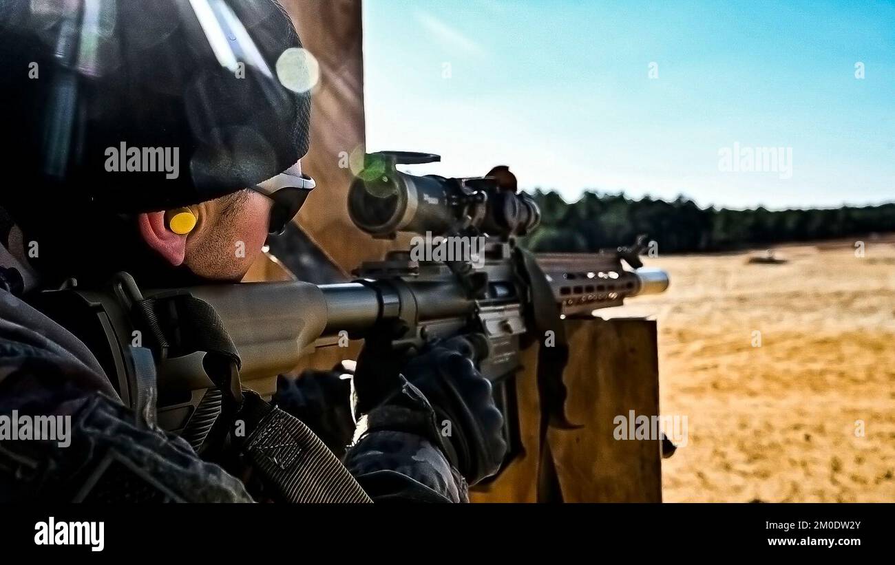 Soldiers assigned to the U.S. Army 114th Infantry Regiment conducts ...