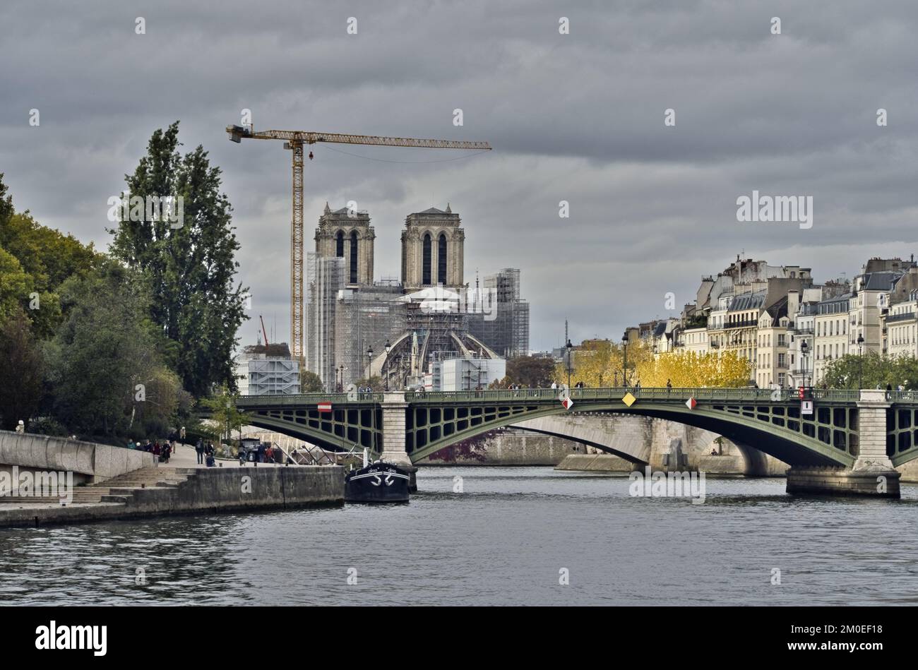 Pont de Sully and Notre-Dame from the river Seine with fall color Stock ...