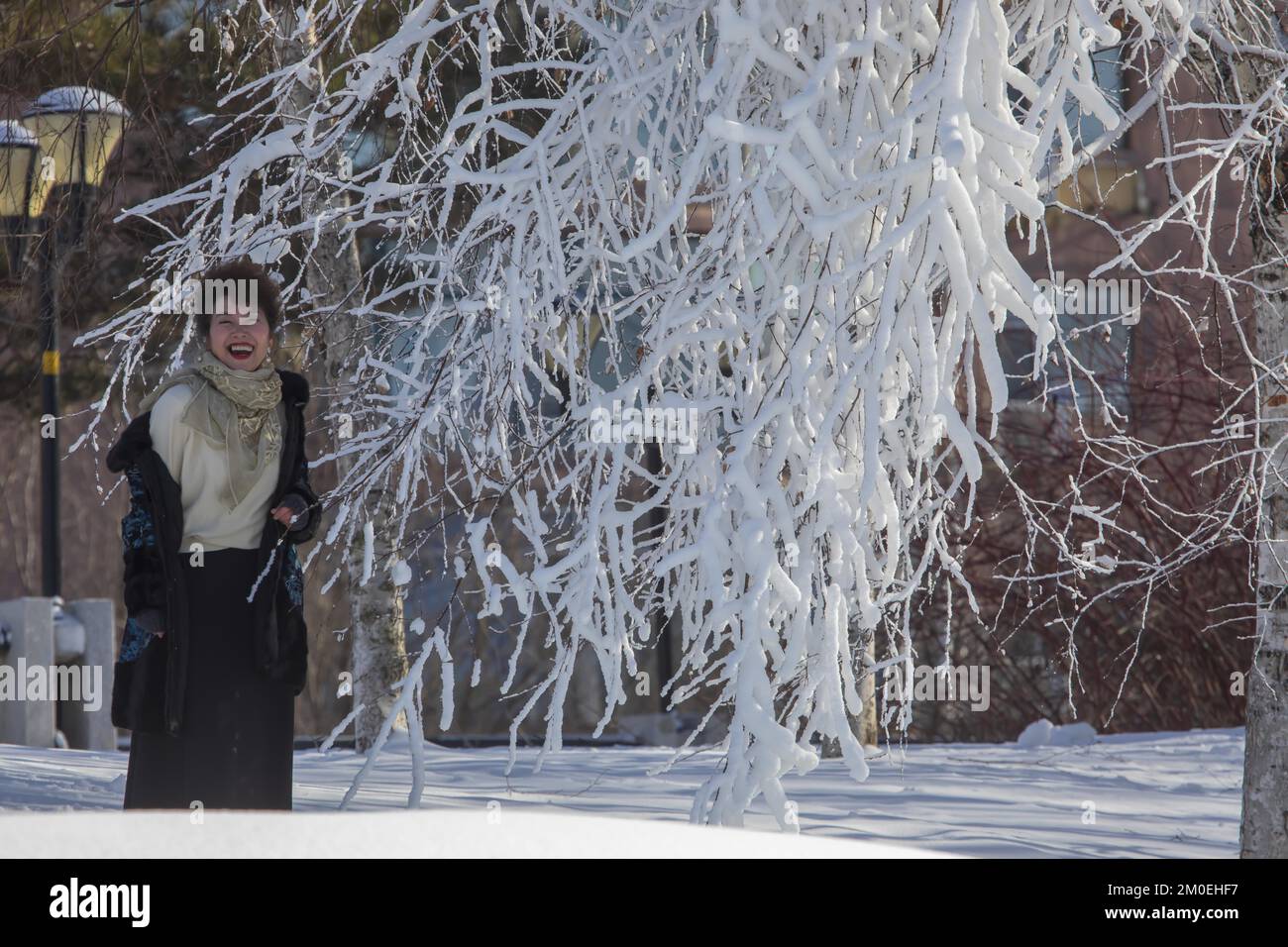 Artificial snowmaking attracted tourists to take photos in Jiangbin ...