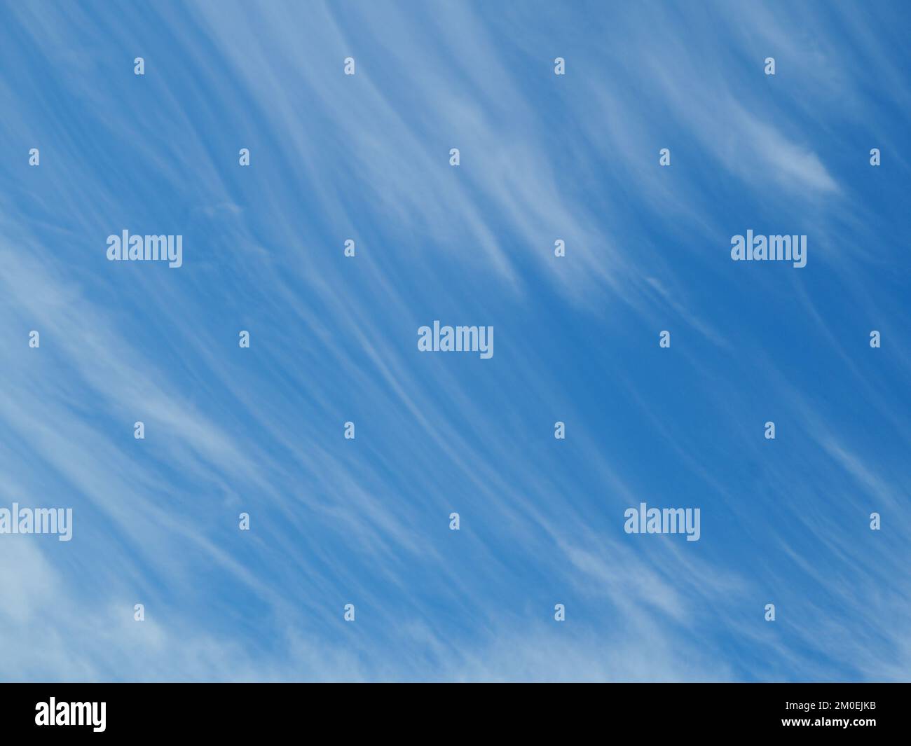 Blue sky with wispy streaks of clouds, natural patterns Stock Photo - Alamy