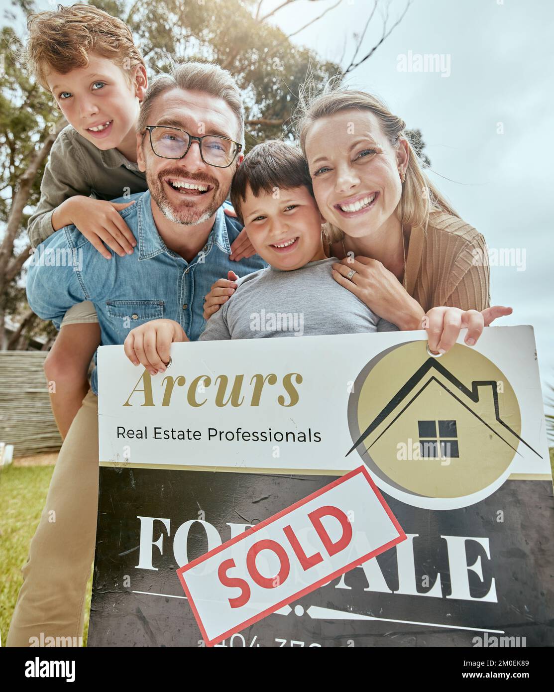 Small home sold sign hi-res stock photography and images - Alamy