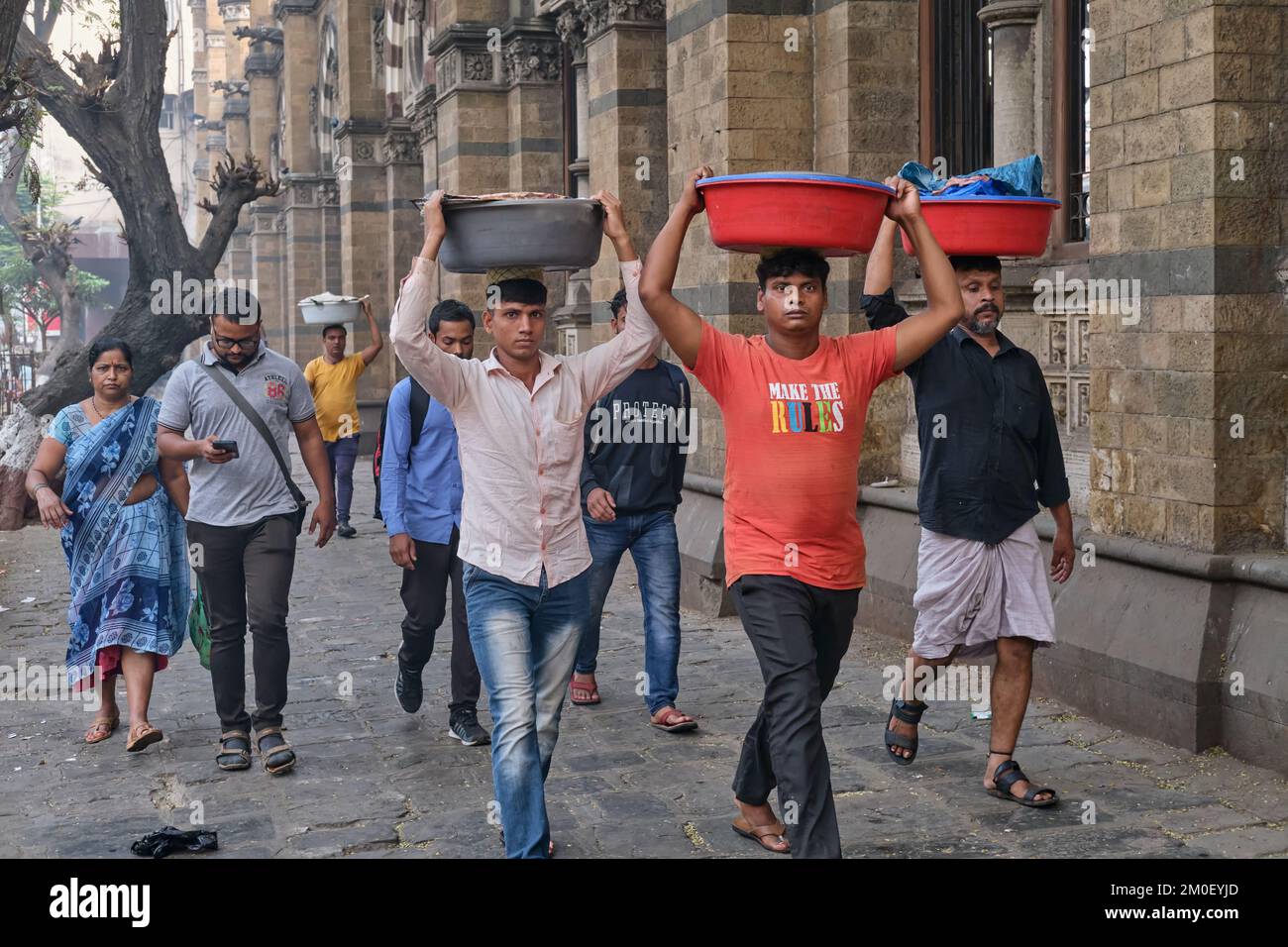 Porters on mumbai railway station hi-res stock photography and images ...