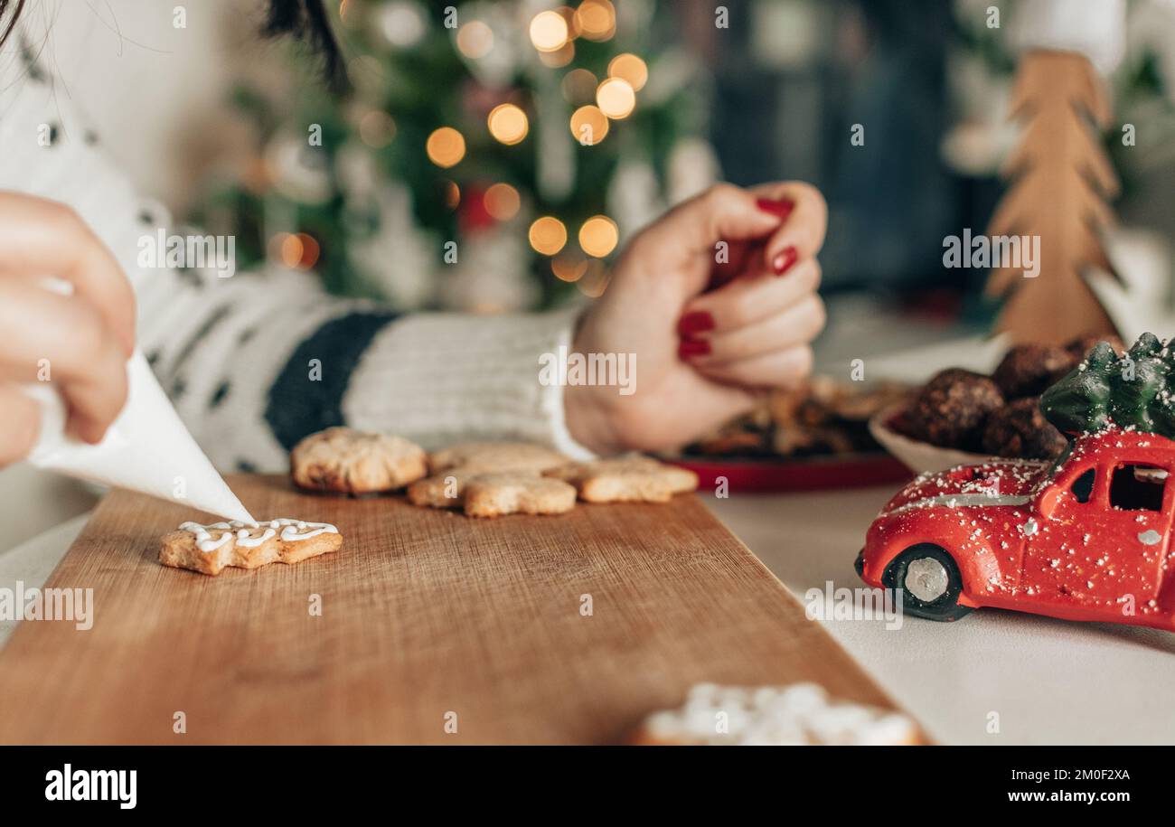 Royal icing piping hi-res stock photography and images - Alamy