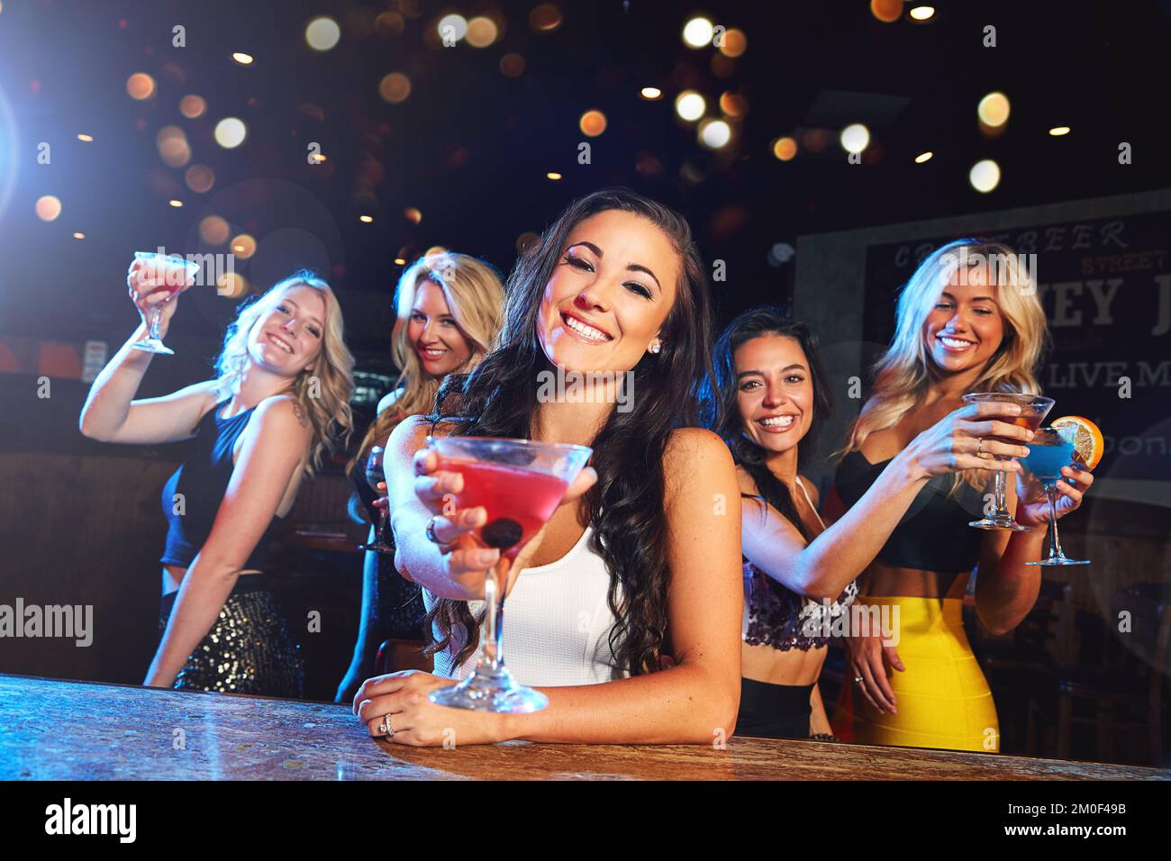 Women dance on bar bars hi-res stock photography and images - Alamy