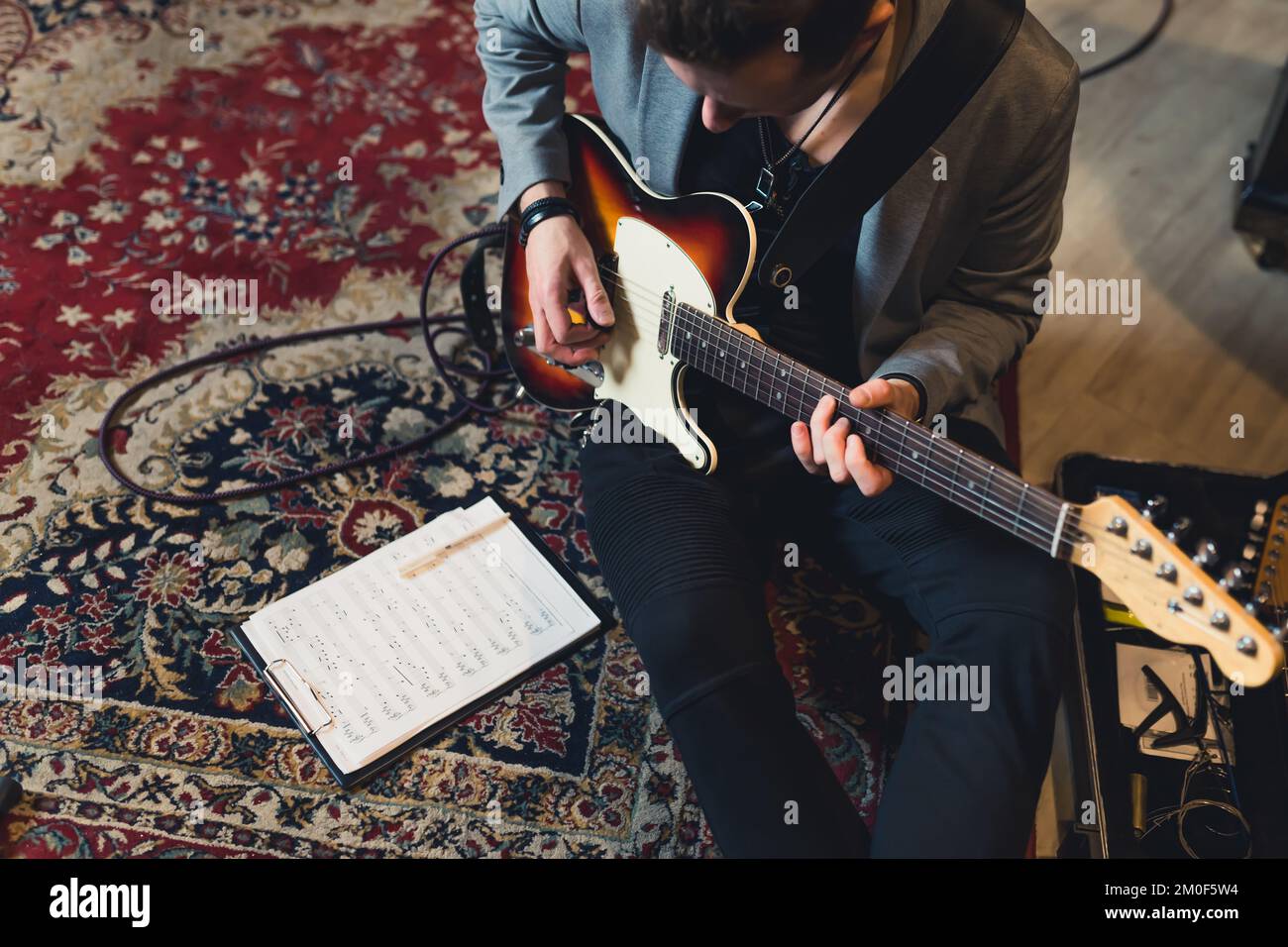 Sheet reading hi-res stock photography and images - Alamy