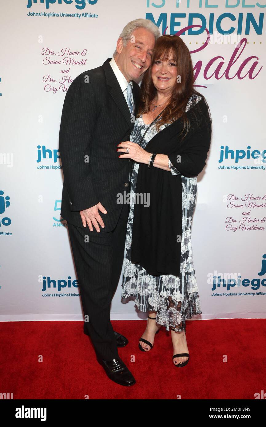 Beverly Hills, CA, USA on December 5, 2022. Howie Mandel, Suzi Mandel ...