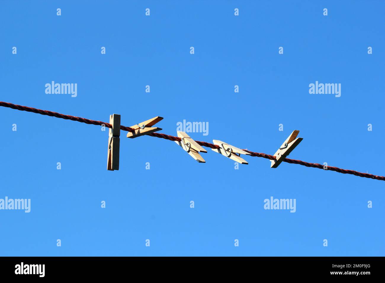 washing line with wooden clothes pegs and no washing Stock Photo - Alamy