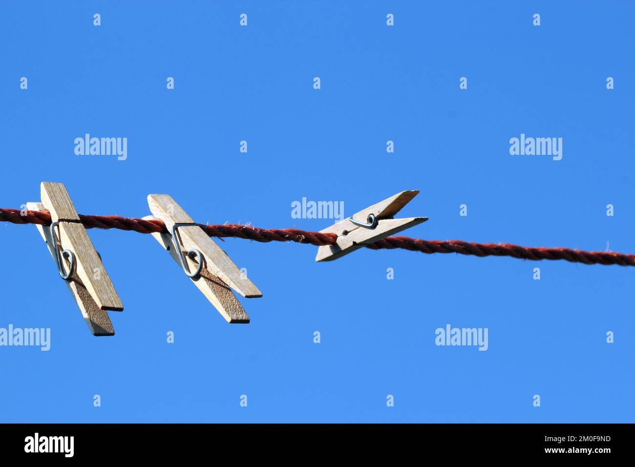 washing line with wooden clothes pegs and no washing Stock Photo - Alamy