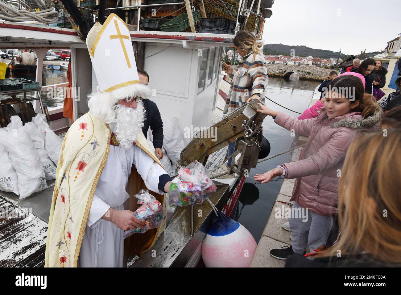 Saint Nicholas arrived on the fishing boat and delighted the children ...